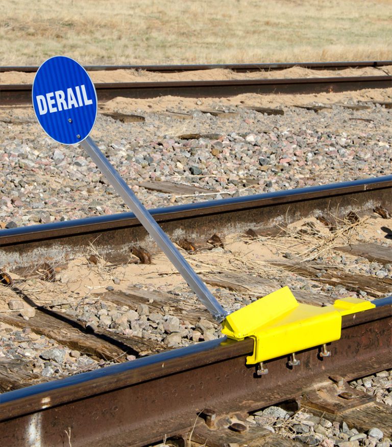 SaberTooth® Portable Derail with Sign (Left Throw) | Aldon®