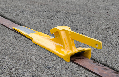 Single Railroad Wheel Chock w/ Flag (Exposed Rail) | Aldon Company, Inc.