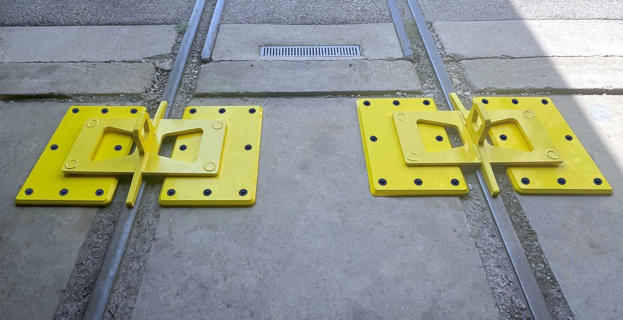 Two Way Flush Rail Car Stops | Aldon®