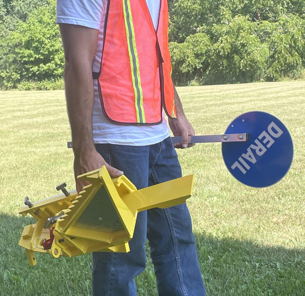 SaberTooth® Portable Two-Way Freight Car Derail | Aldon®