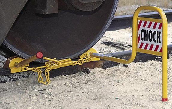 "C-2" Double Chock w/Tightener, Padlock & Flag | Aldon®