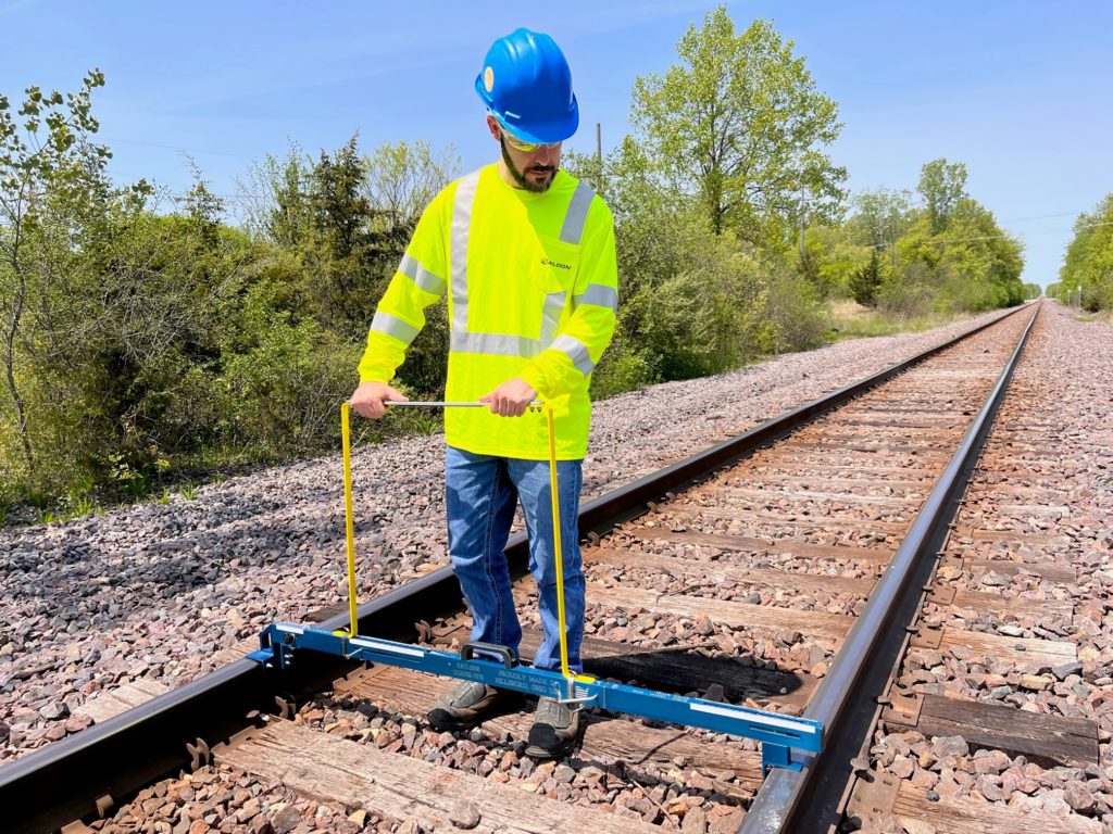 Universal Handle For Track Gauges & Levels | Aldon®